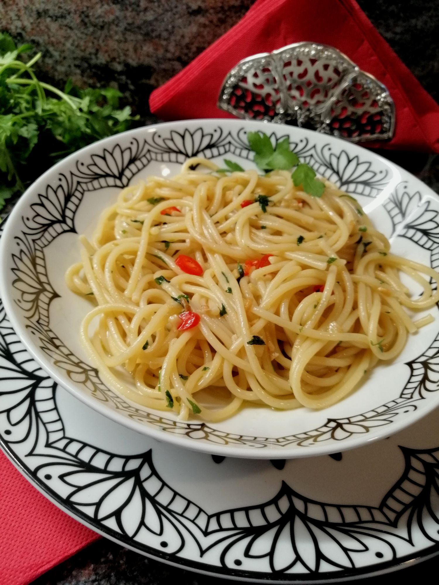 Spaghetti aglio, olio e peperoncino (czosnek, oliwa, papryczka ... Spaghetti aglio, olio e peperoncino (czosnek, oliwa, papryczka ...